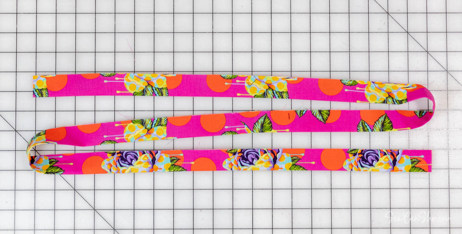 How to Make a DIY Sewing Machine Cover - Free Pattern!