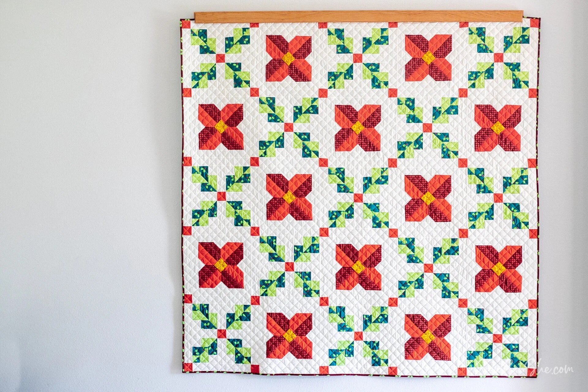Christmas Irish Chain Quilt - free quilt pattern!