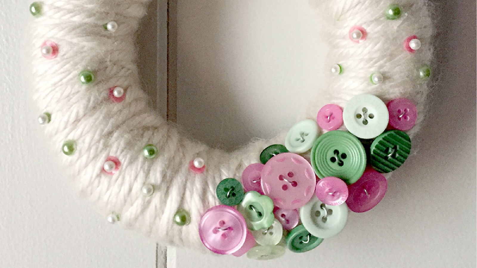 30 Trendy Crafts Using Buttons!
