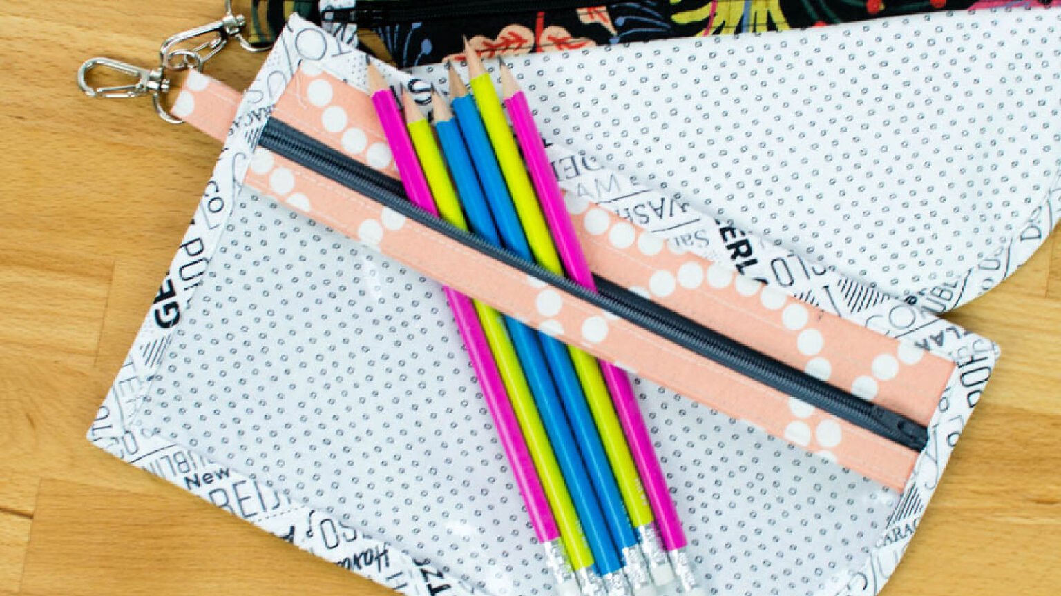 29 FREE & Easy Pencil Pouch Patterns for Back to School!